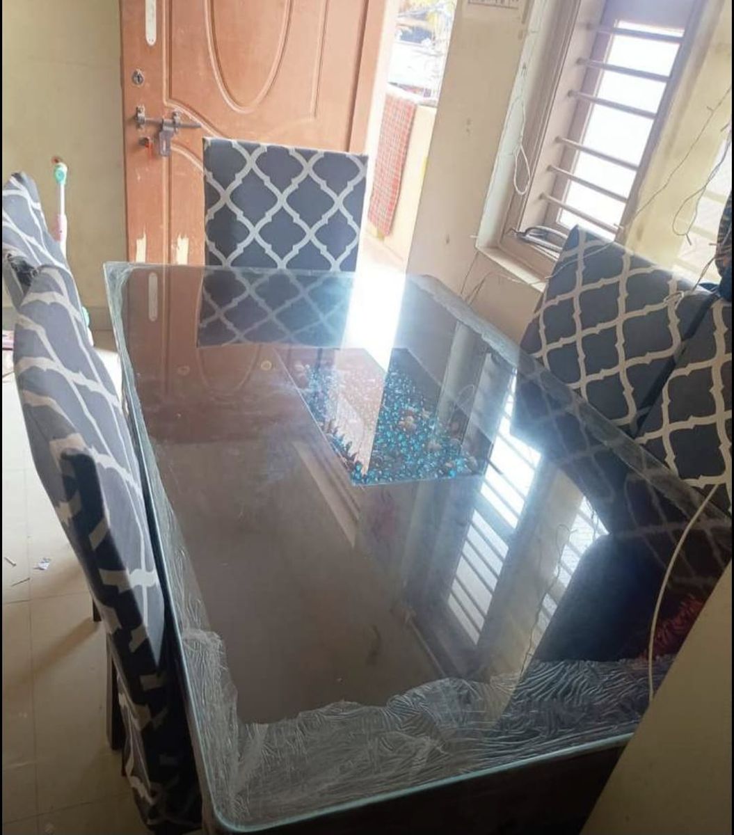6 Seater Dining table 4 years old - Bengaluru | SecondHandBazaar